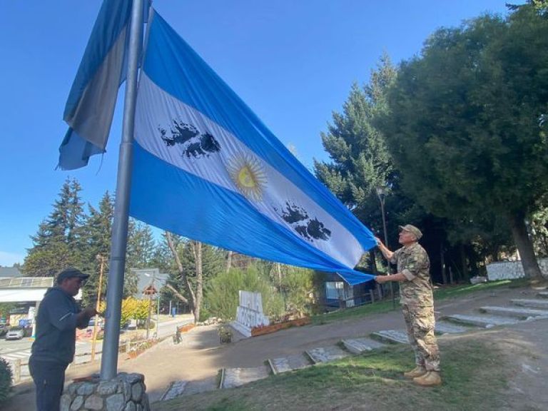 Malvinas: Se izó la bandera nacional con la insignia de las Islas e ...